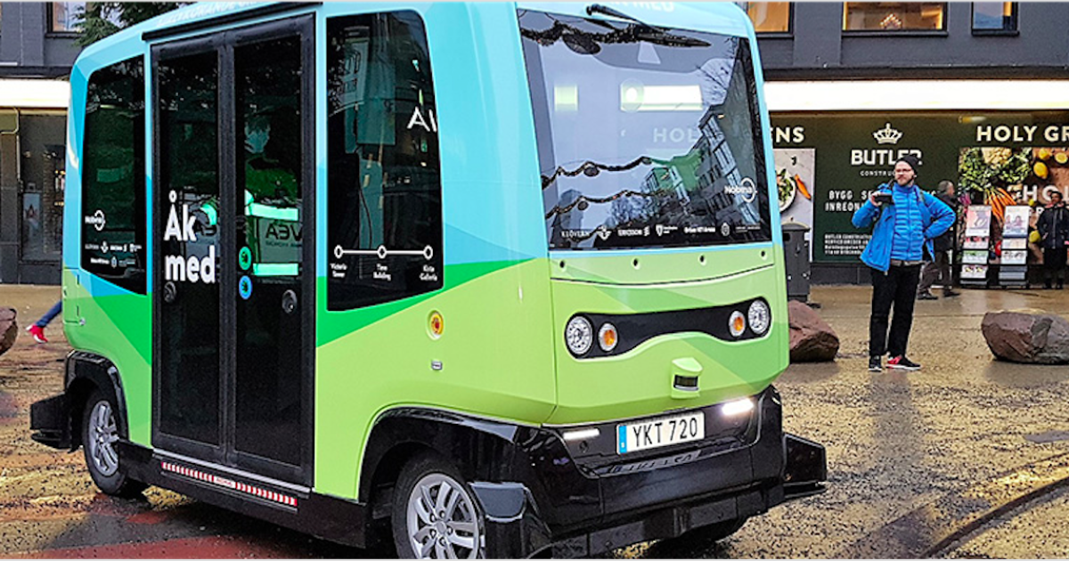 Självkörande buss utanför mässan | Husbil & Husvagn